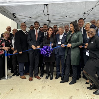 Democrats and Republicans turn out for opening of Brooklyn facility for ...